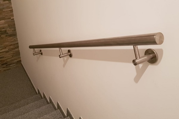 Handläufe aus Edelstahl oder Aluminium